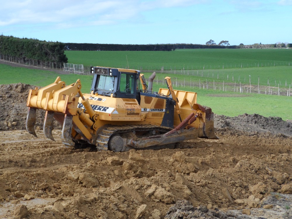 42 TONNE DOZER MOVING A HILL FOR A CENTRE PIVOT - Simon Waldron Earthmoving